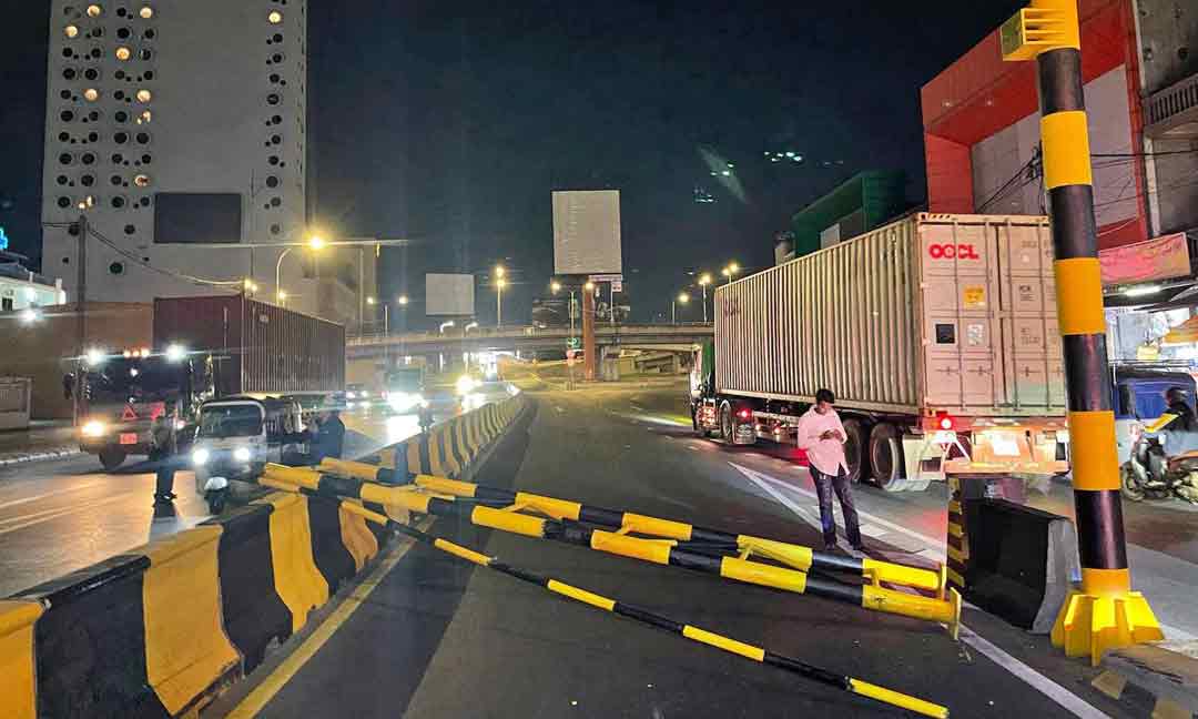 បុរសម្នាក់ បើករថយន្តកុងតឺន័រ ចង់សាកឡើងលើស្ពានទើបតែសម្ពោធ ...