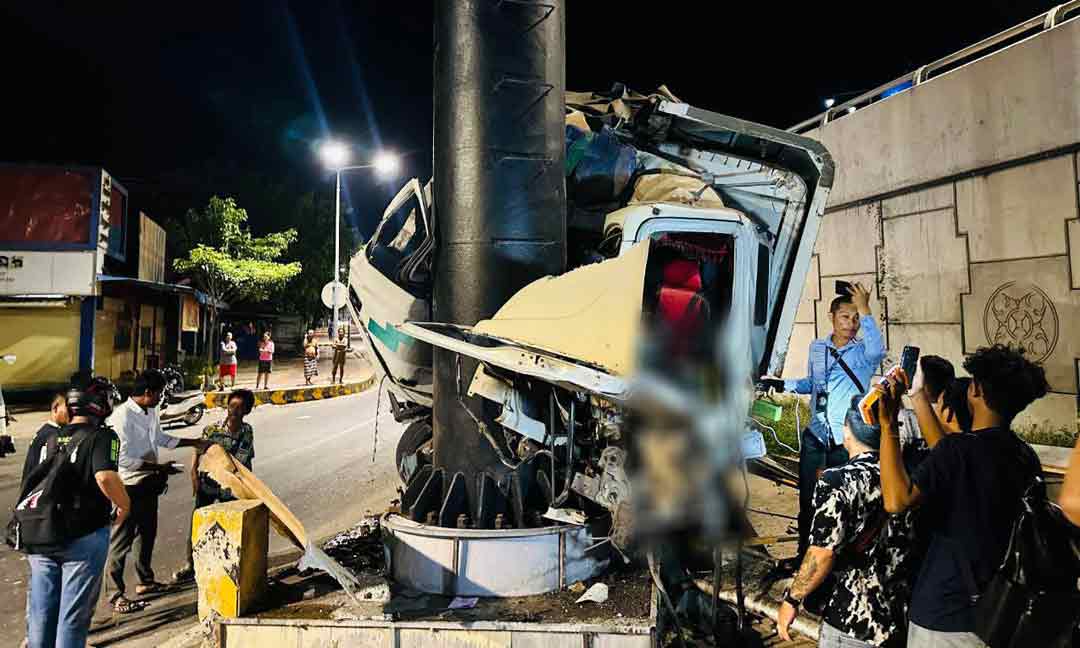 បើករថយន្តលឿនបួងចង្កូតមិនទាន់ បុកបង្គោលស្លាកប៉ាណូគាបតៃកុងជាប់