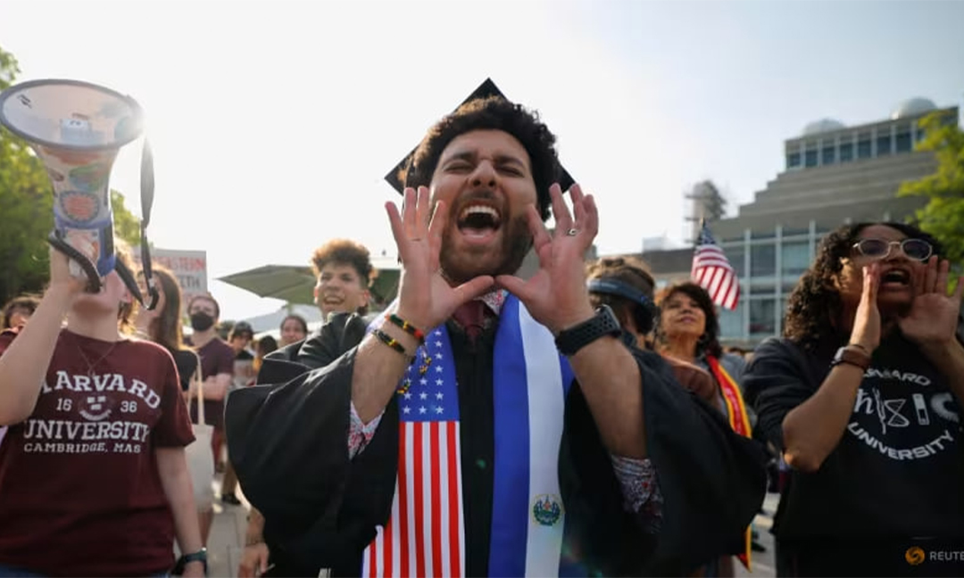 និស្សិតសាកលវិទ្យាល័យ Harvard ចេញ តវ៉ា កាន់តែ ស្រួចស្រាល់ ប្រឆាំង ដូណាល់ ...