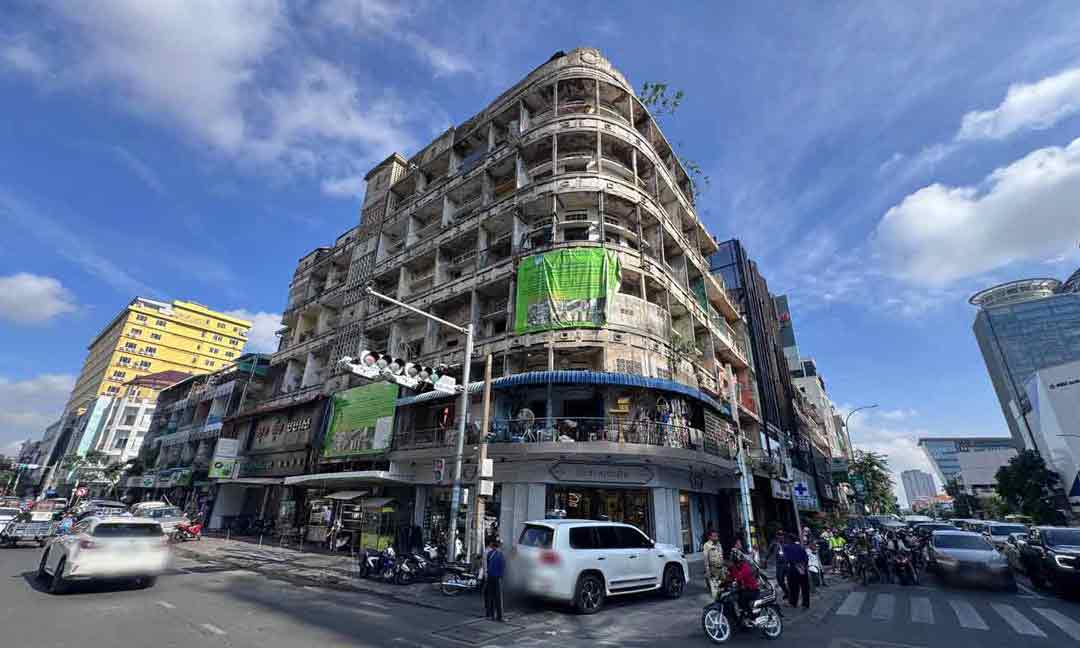 អាជ្ញាធរ ចុះហ៊ុមព័ទ្ធសំណង់អគារអង្គរមានជ័យ ក្រោយផុតឱសានវាទ ១៥ ថ្ងៃ