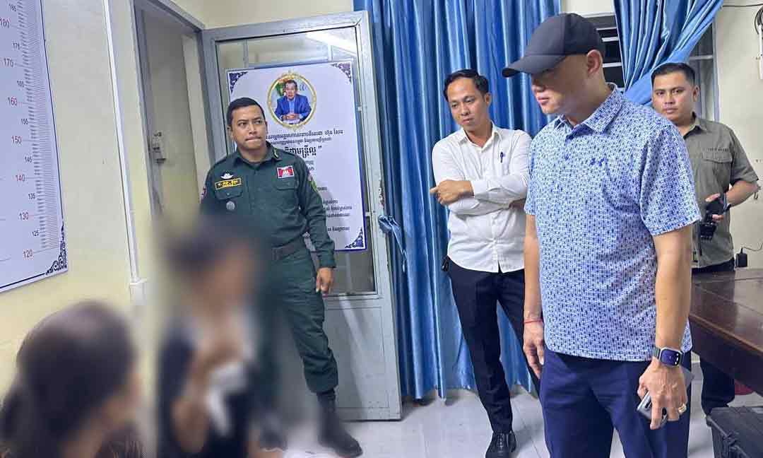 យុវតី វ័យ ១៥ ឆ្នាំ ជិះម៉ូតូដេញបំបុកក្រុមចោរឆក់ ២ នាក់ ប្ដីប្រពន្ធ ...