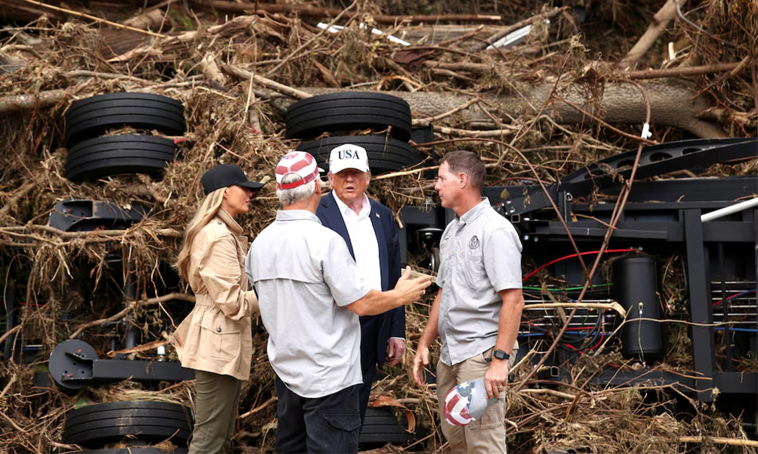 ត្រាំ ចុះទៅតំបន់ទឹកជំនន់នៅរដ្ឋតិចសាស់ ចំពេលមានការរិះគន់រដ្ឋាភិបាល